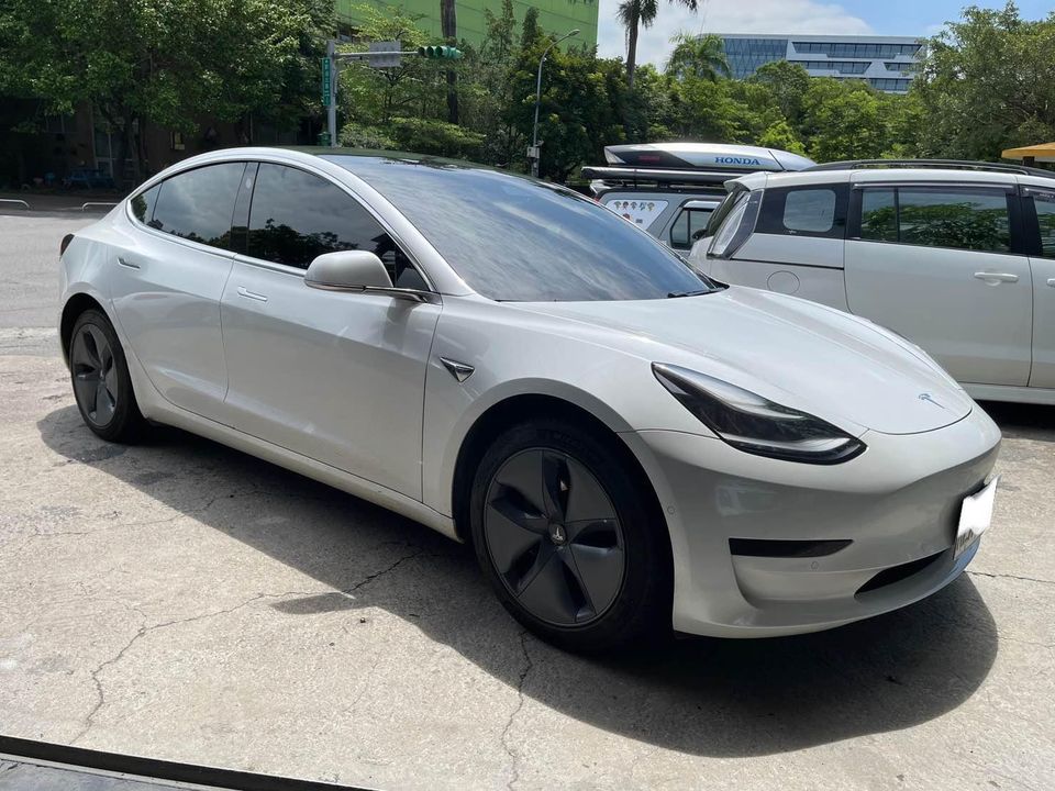 Tesla Model 3 SR+ - Onlyev